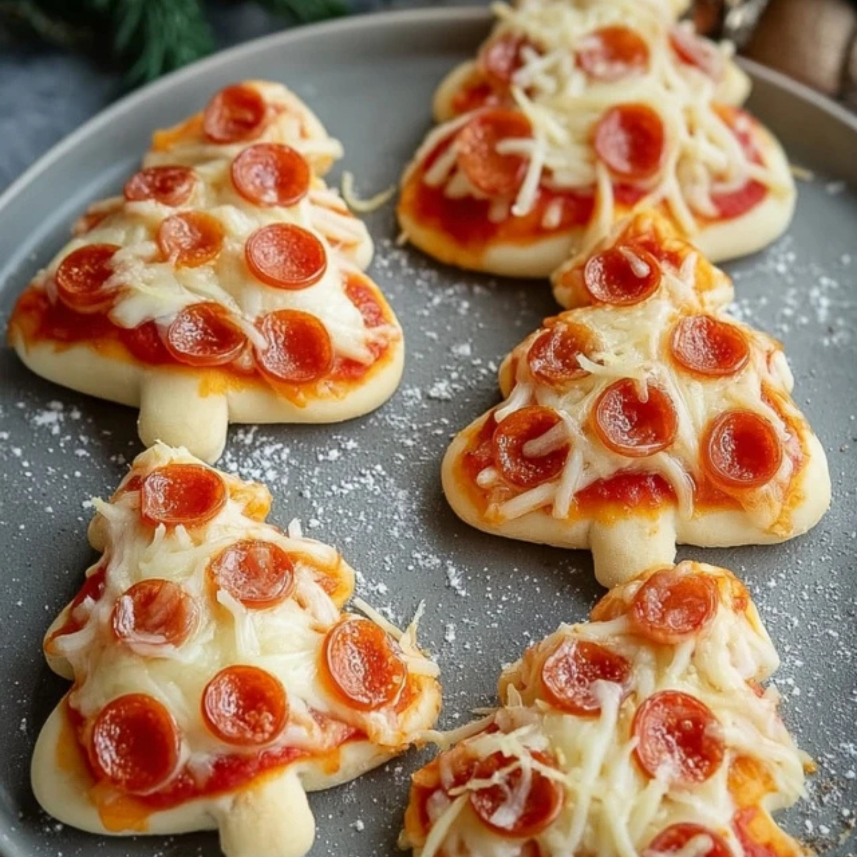 Christmas Tree Mini Pizzas: A Festive and Fun Holiday Snack - What To Cook